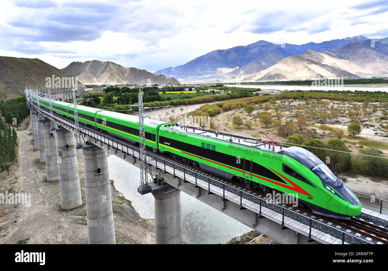 210728 -- NYINGCHI, July 28, 2021 -- A Fuxing bullet train drives on ...