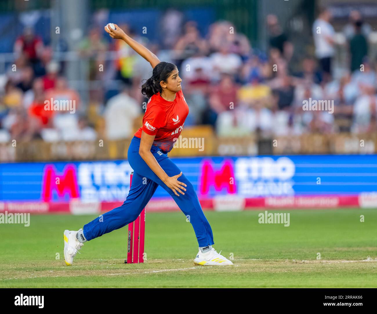 Women cricket ball bowling hi-res stock photography and images - Alamy
