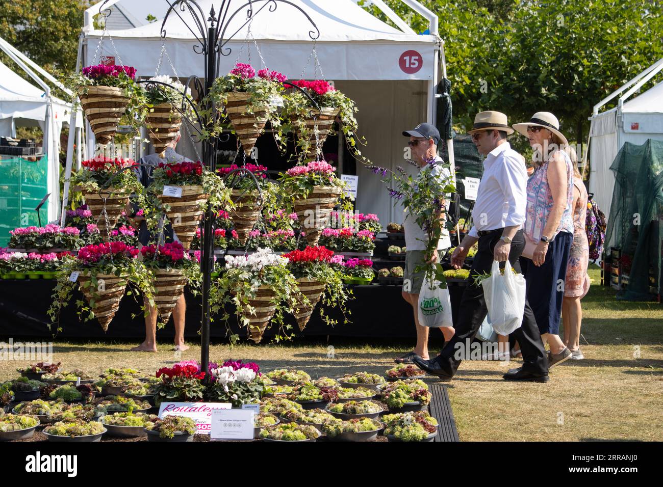 Horticulturist enthusiasts enjoy the hot temperatures at RHS Wisley ...