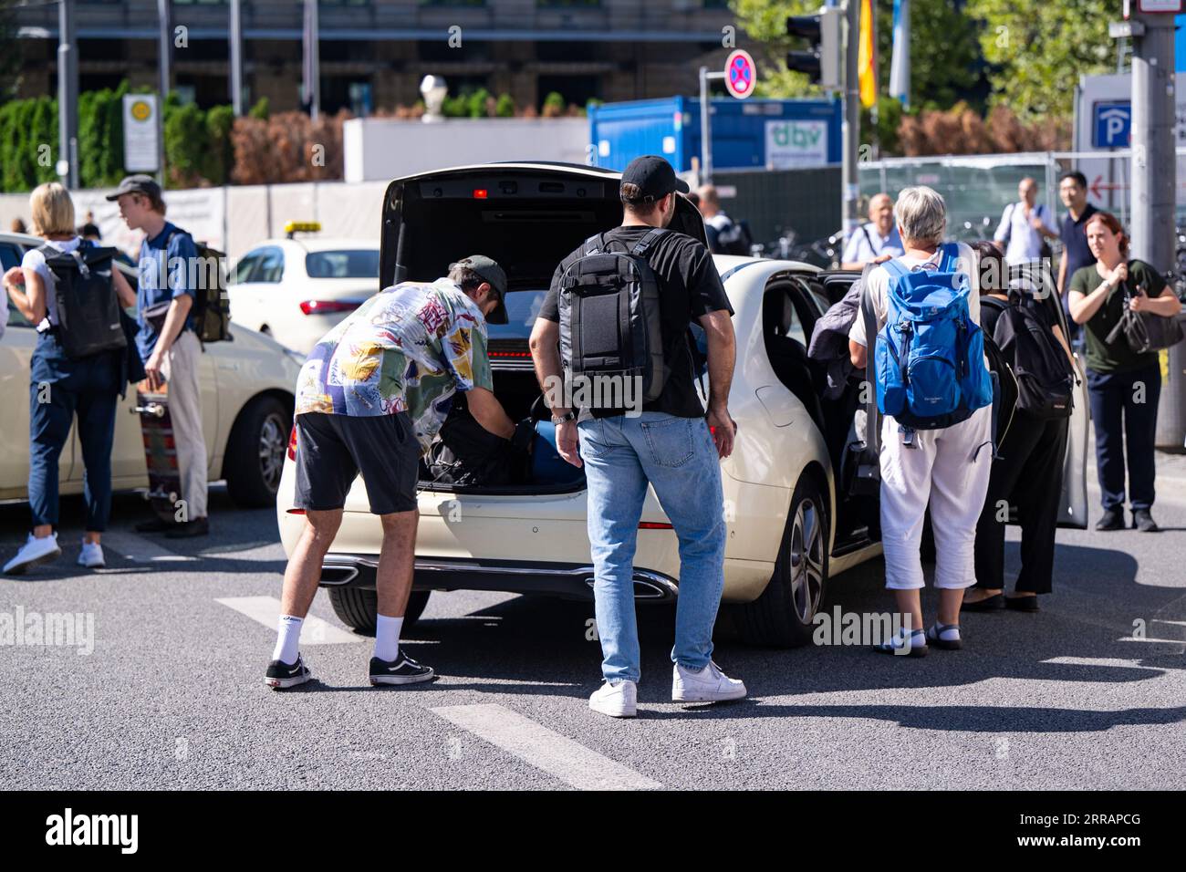 Munich, Germany. 07th Sep, 2023. Travelers load their luggage into a ...