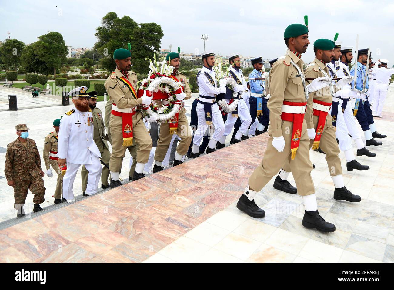 210814 -- KARACHI, Aug. 14, 2021 -- Pakistani soldiers attend a ...