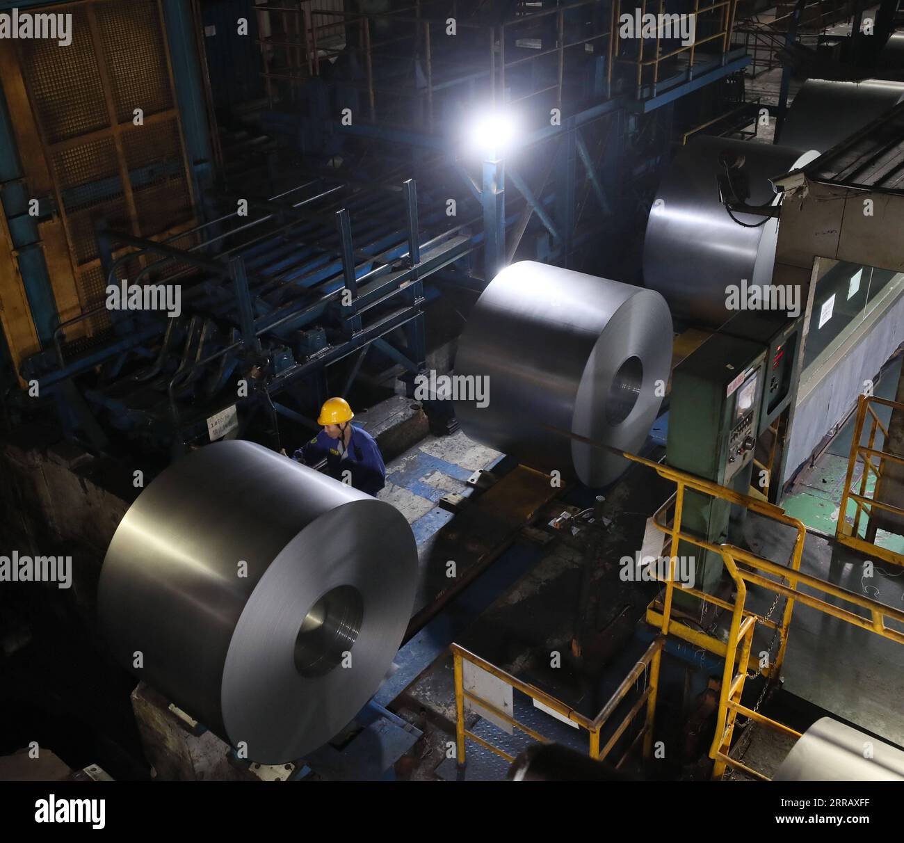 210820 -- SHENYANG, Aug. 20, 2021 -- A worker conducts quality check on ...