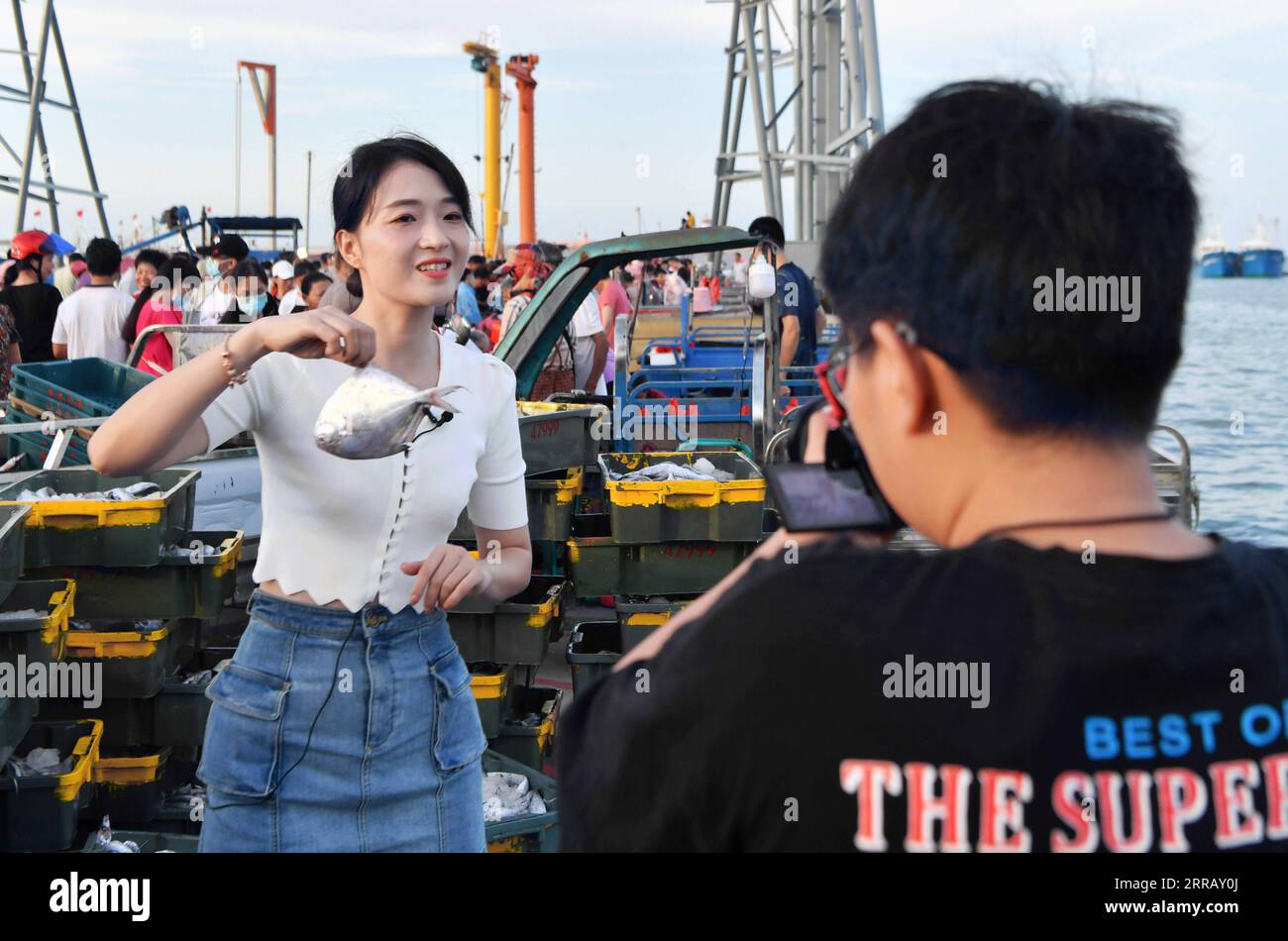 210821 -- FUZHOU, Aug. 21, 2021 -- Huang Lili L promotes fish products ...
