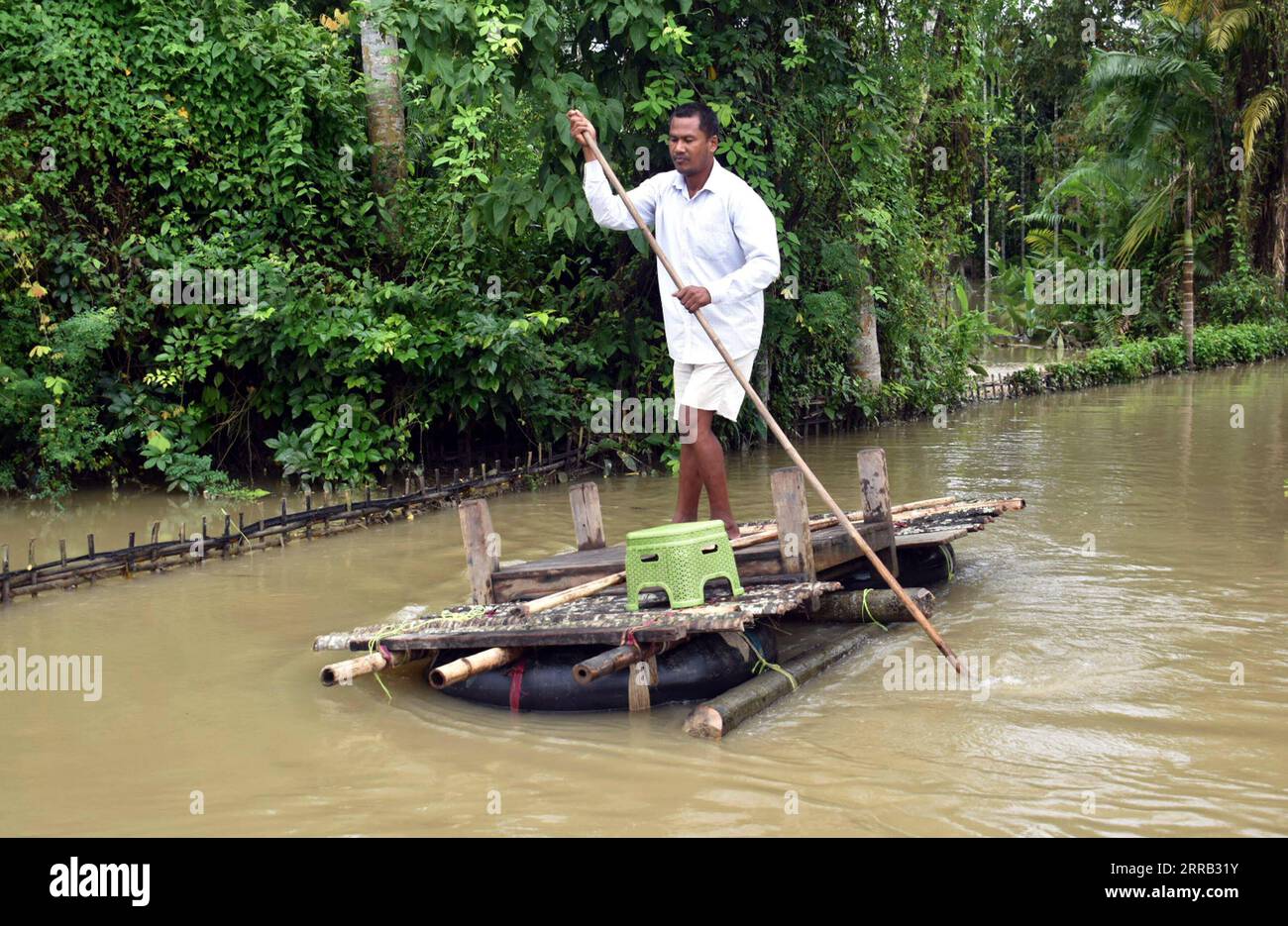 Raft in floods hi-res stock photography and images - Alamy