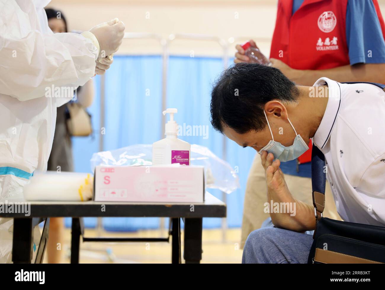 Swab test process hi-res stock photography and images - Alamy