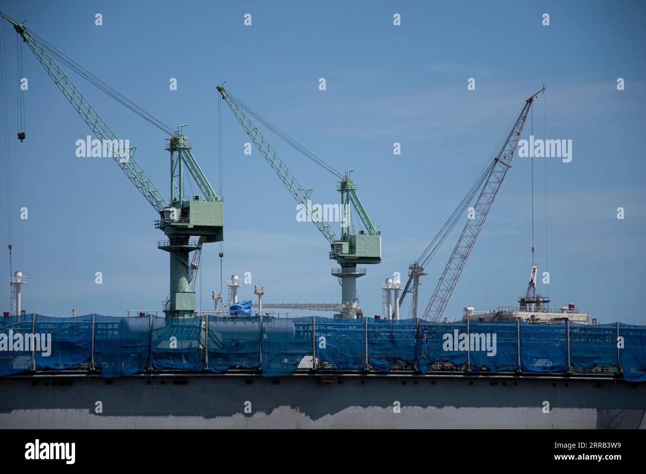 Heavy-duty cranes used in construction and moving large, heavy objects ...