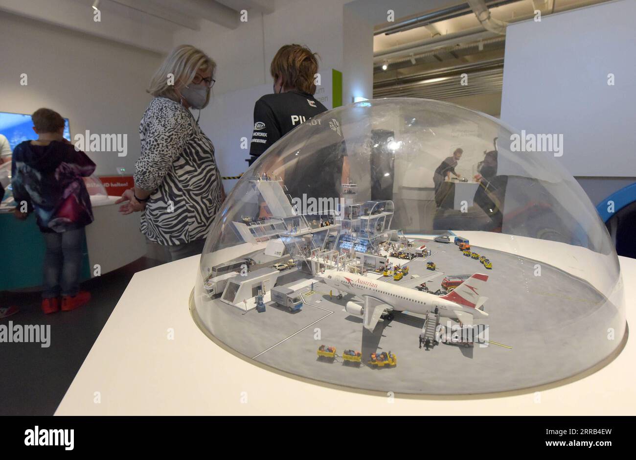 210831 -- VIENNA, Aug. 31, 2021 -- People visit Vienna Museum of ...