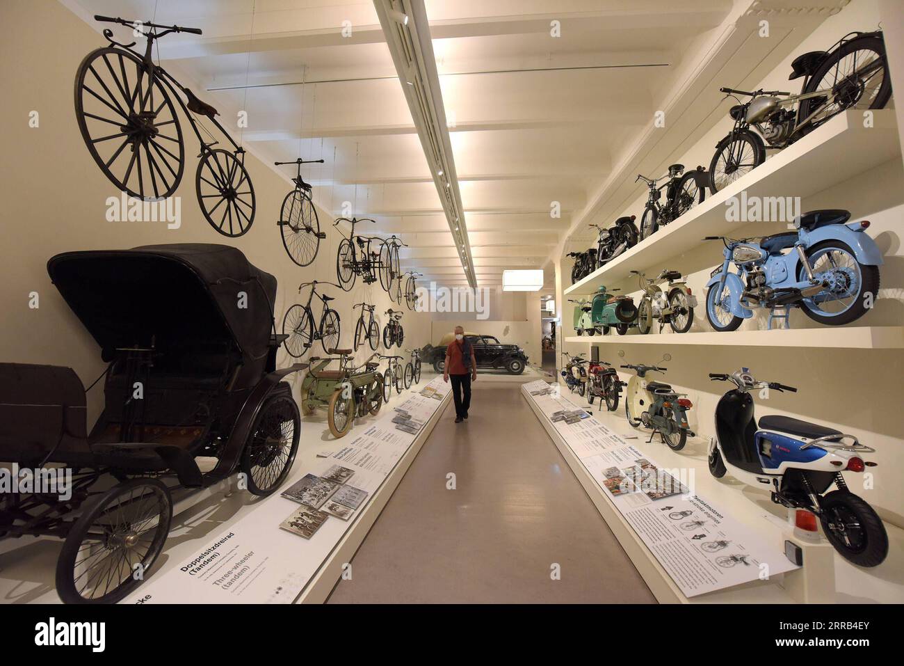 210831 -- VIENNA, Aug. 31, 2021 -- A man visits Vienna Museum of ...