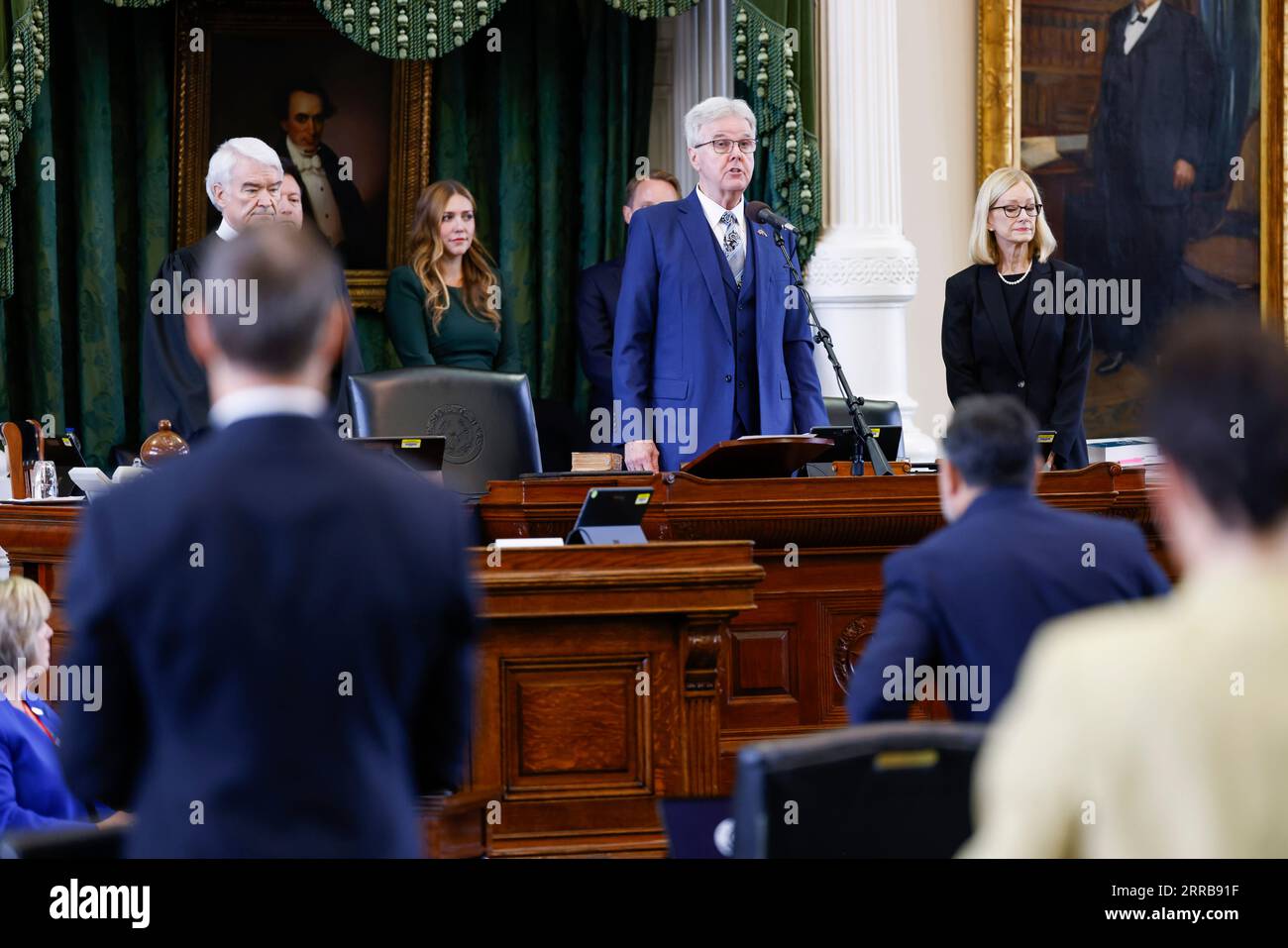 House senate members stand hi-res stock photography and images - Alamy