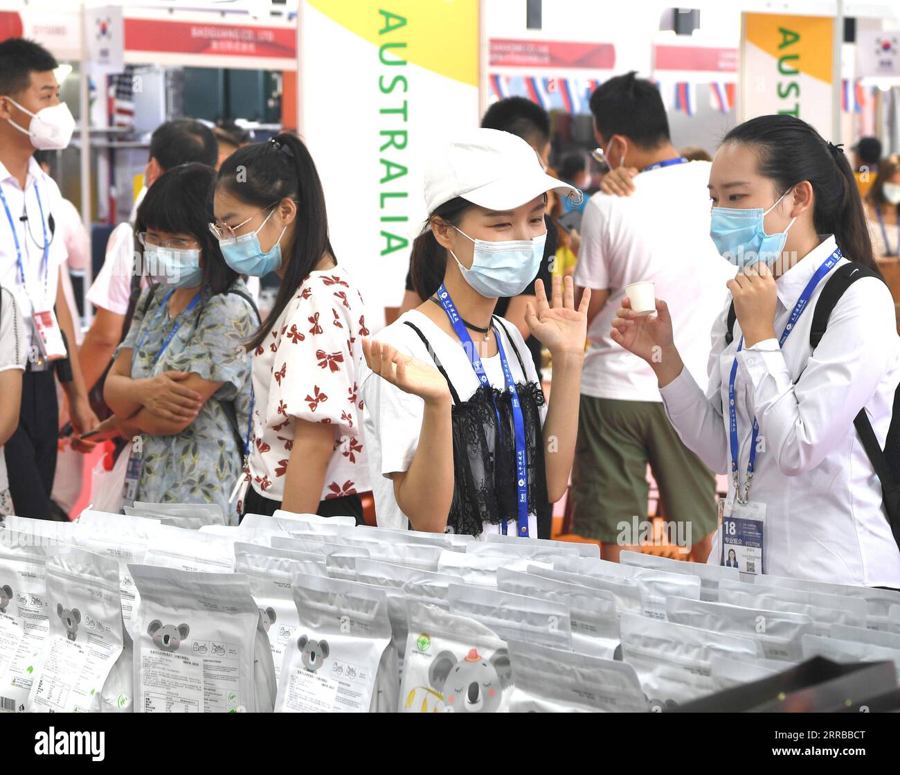 210912 -- NANNING, Sept. 12, 2021 -- Visitors try Australian food ...