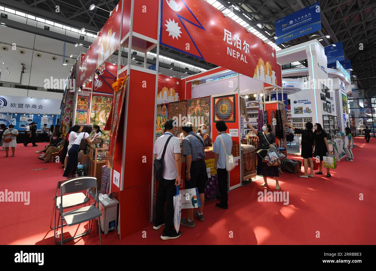 210912 -- NANNING, Sept. 12, 2021 -- People visit the booth of Nepal ...