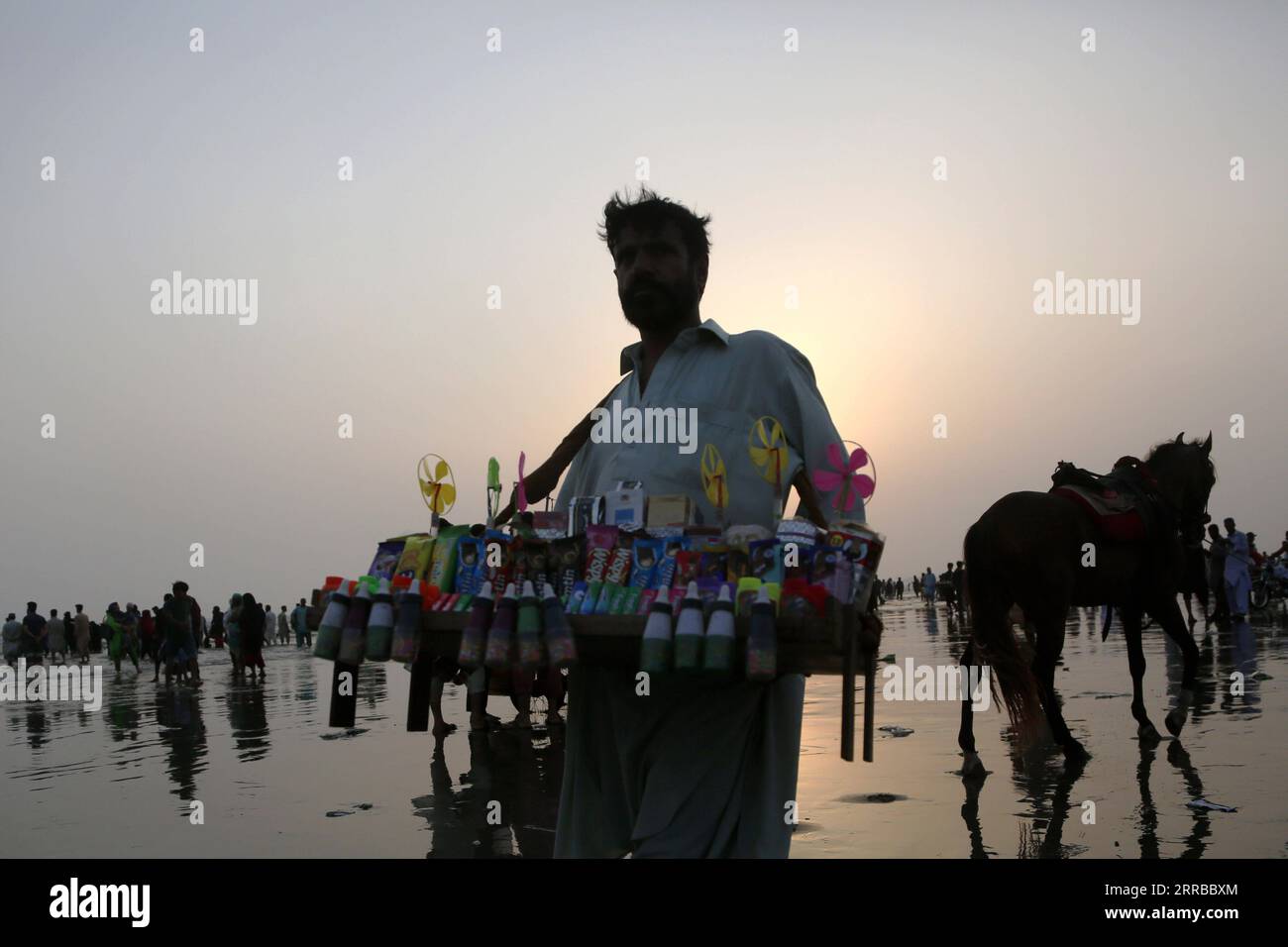 Pakistan daily life in karachi hi-res stock photography and images - Alamy