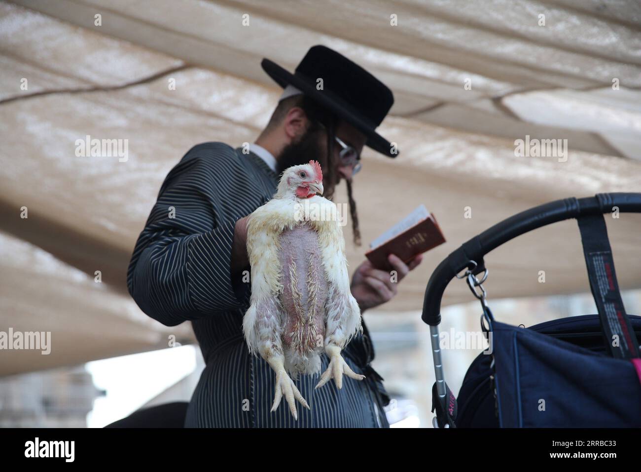 Kaparot ceremony hi-res stock photography and images - Alamy