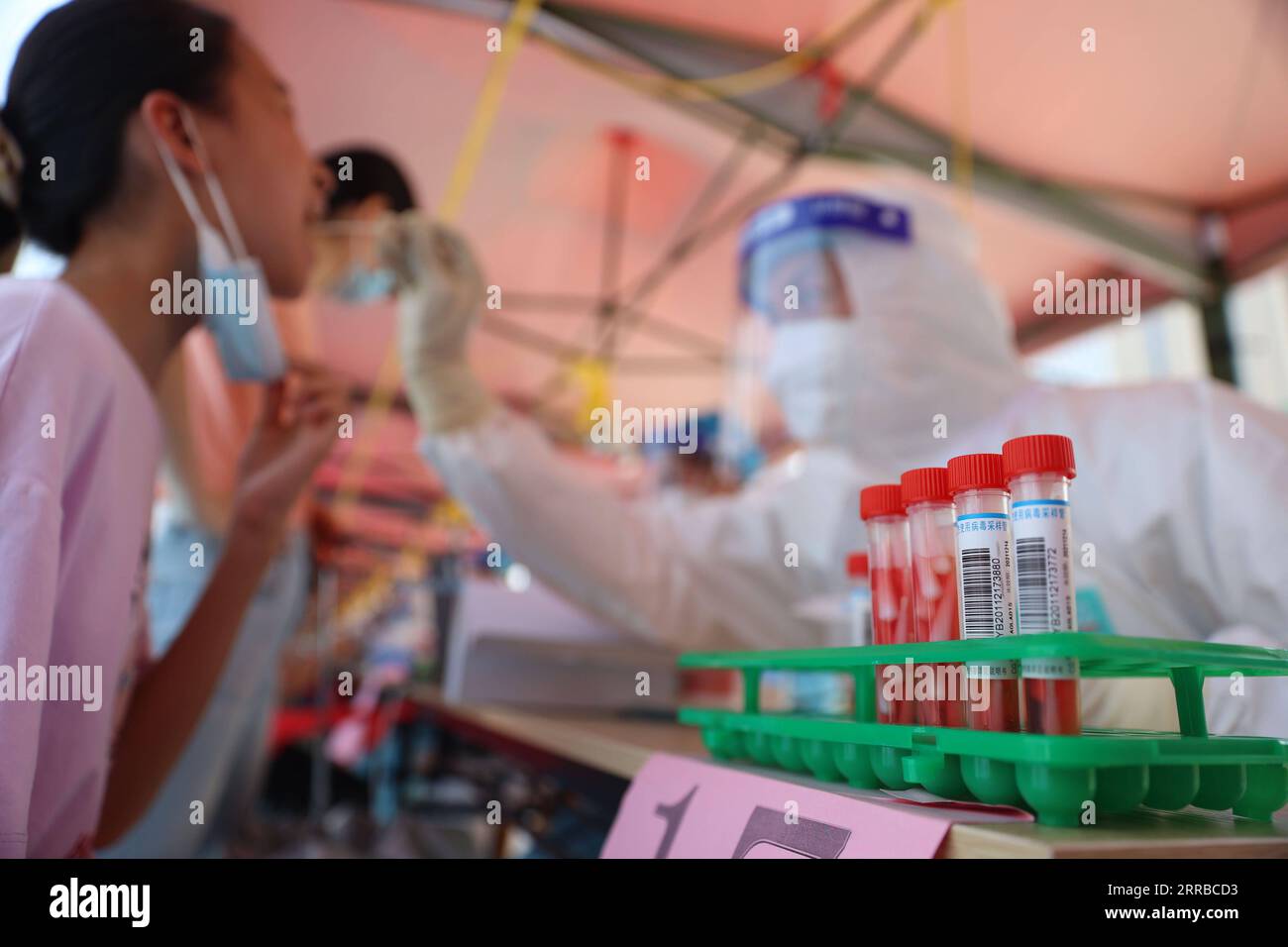 Sample carrier hi-res stock photography and images - Alamy