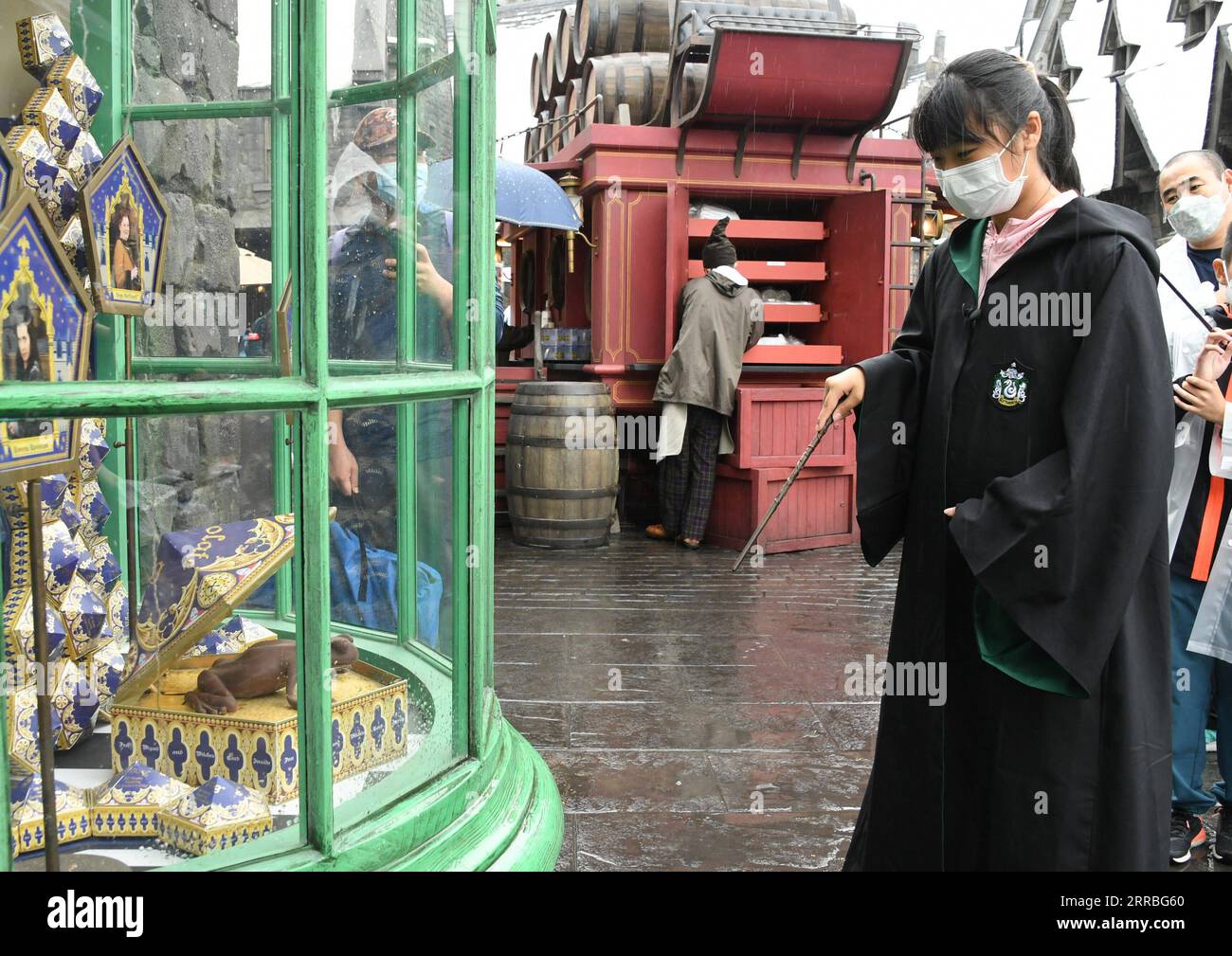 210920 -- BEIJING, Sept. 20, 2021 -- Tourists visit the Wizarding World ...