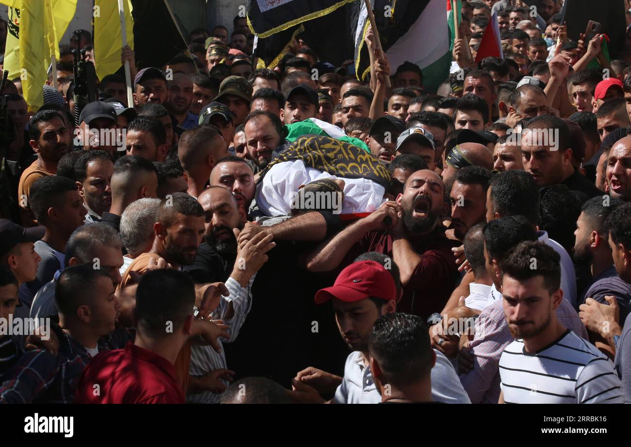 210927 -- JENIN, Sept. 27, 2021 -- Mourners and relatives carry the ...