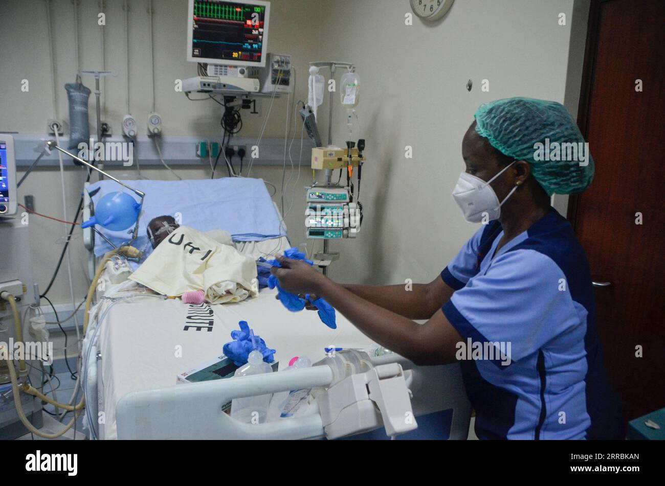 210927 -- KAMPALA, Sept. 27, 2021 -- A health worker works in the ...