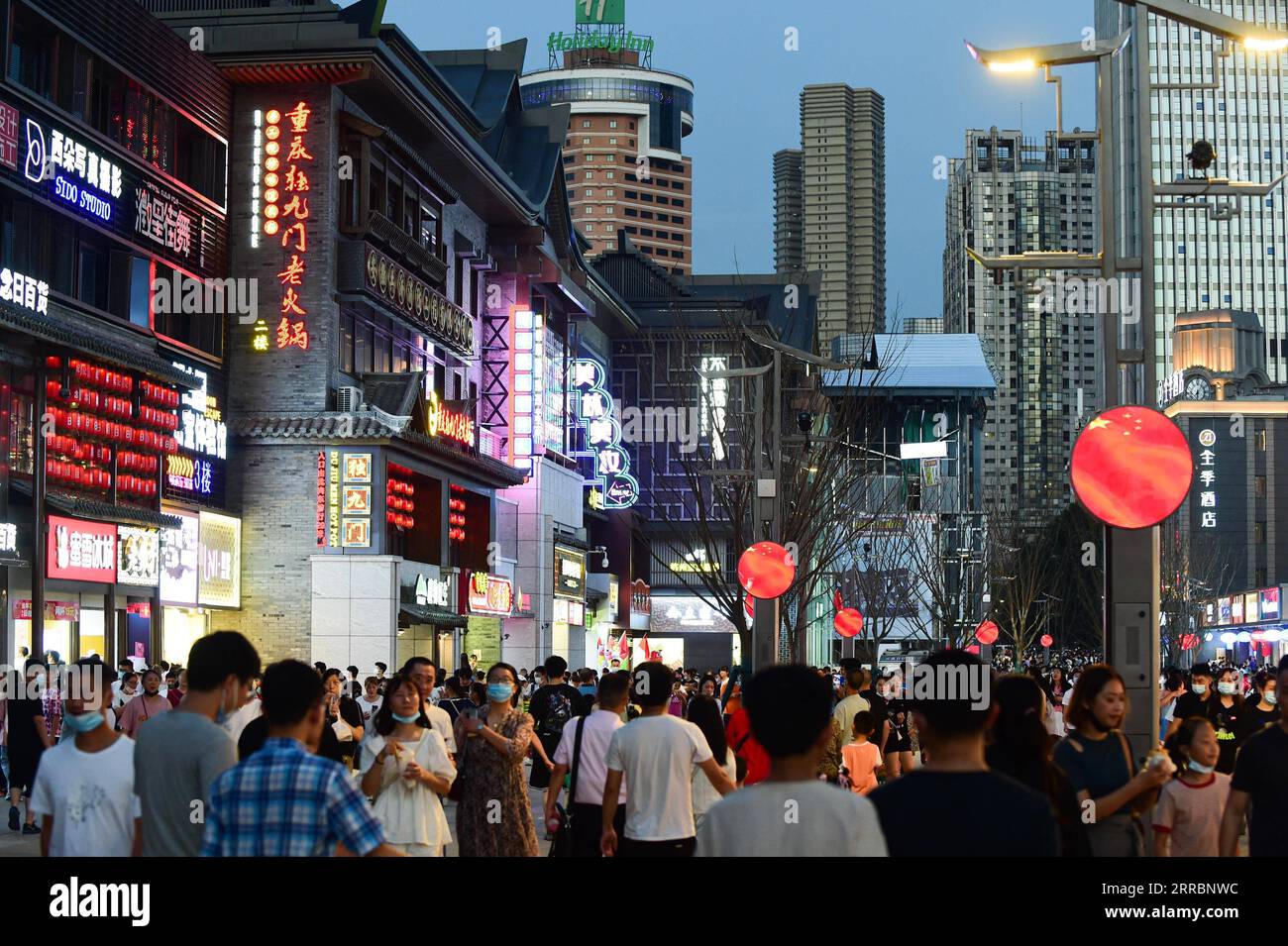 211001 -- HEFEI, Oct. 1, 2021 -- Citizens walk on Huaihe Road in Hefei ...