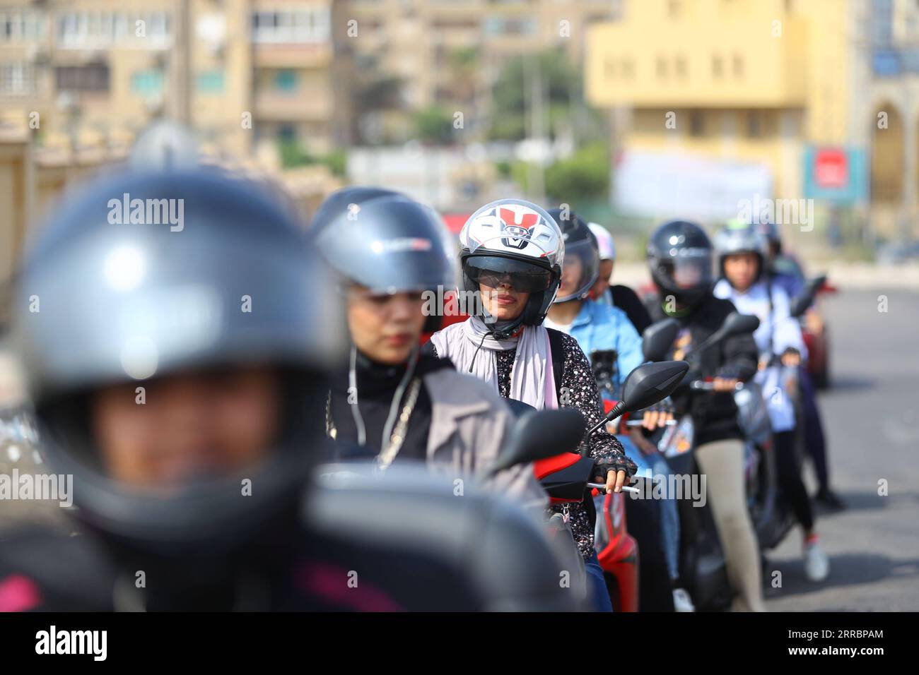 News Bilder des Tages 211002 -- CAIRO, Oct. 2, 2021 -- Female bikers ...