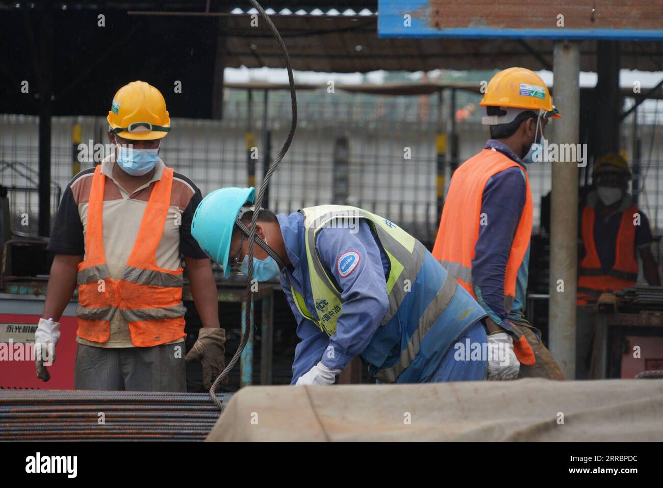 211002 -- COLOMBO, Oct. 2, 2021 -- Chinese and Sri Lankan workers work ...