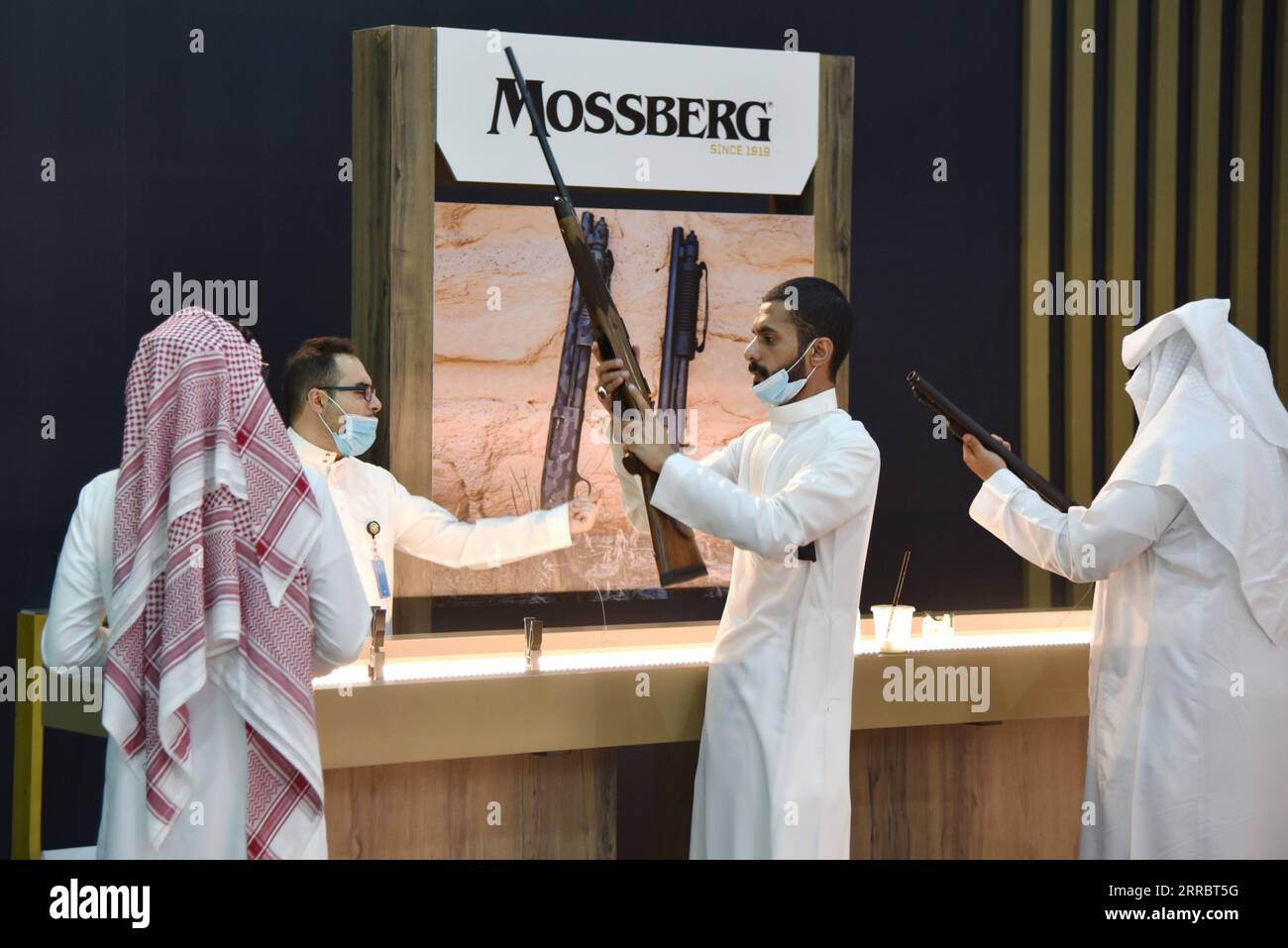 211005 -- RIYADH, Oct. 5, 2021 -- Visitors look at guns during the ...