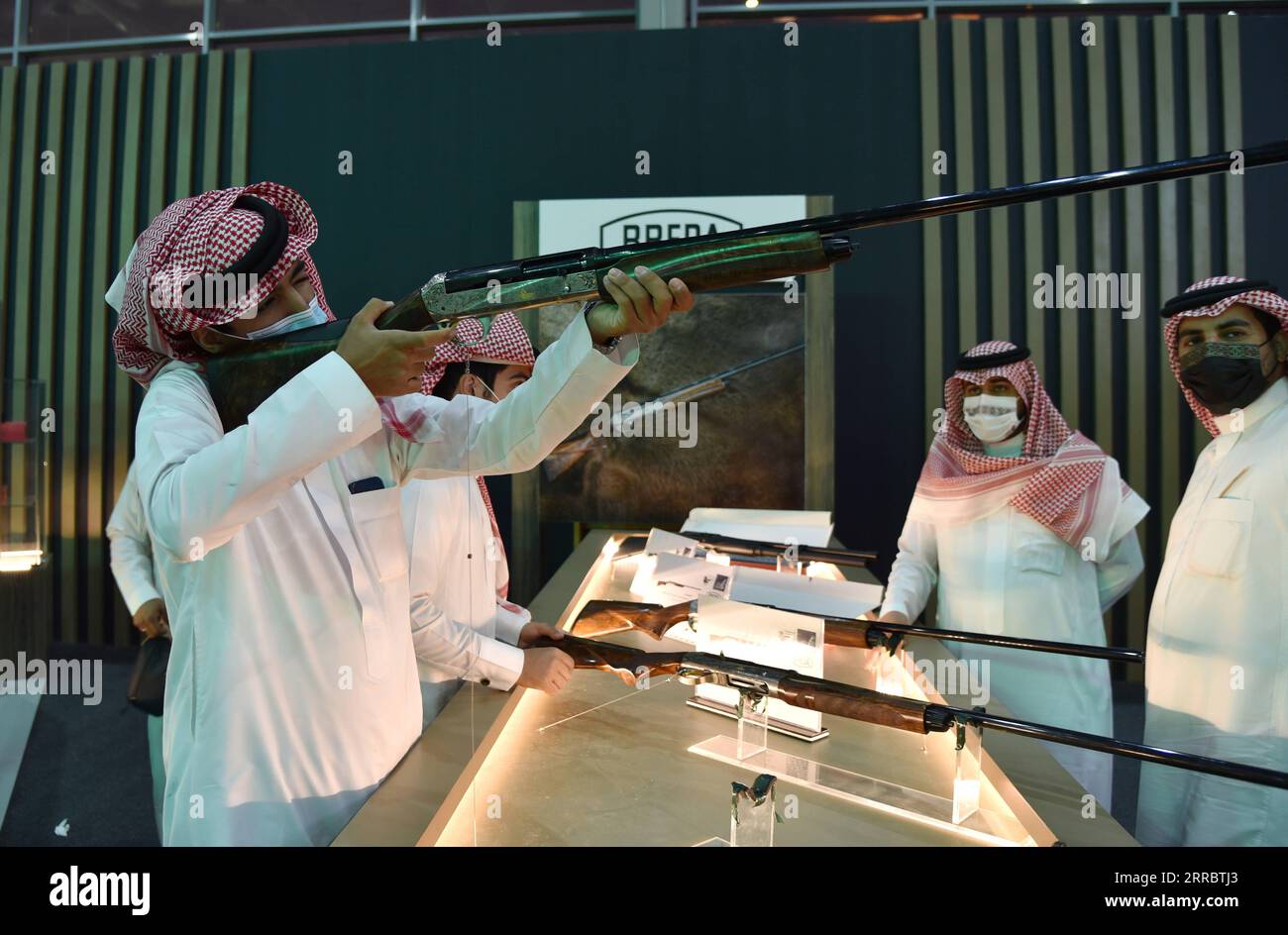 211005 -- RIYADH, Oct. 5, 2021 -- Visitors look at guns during the ...