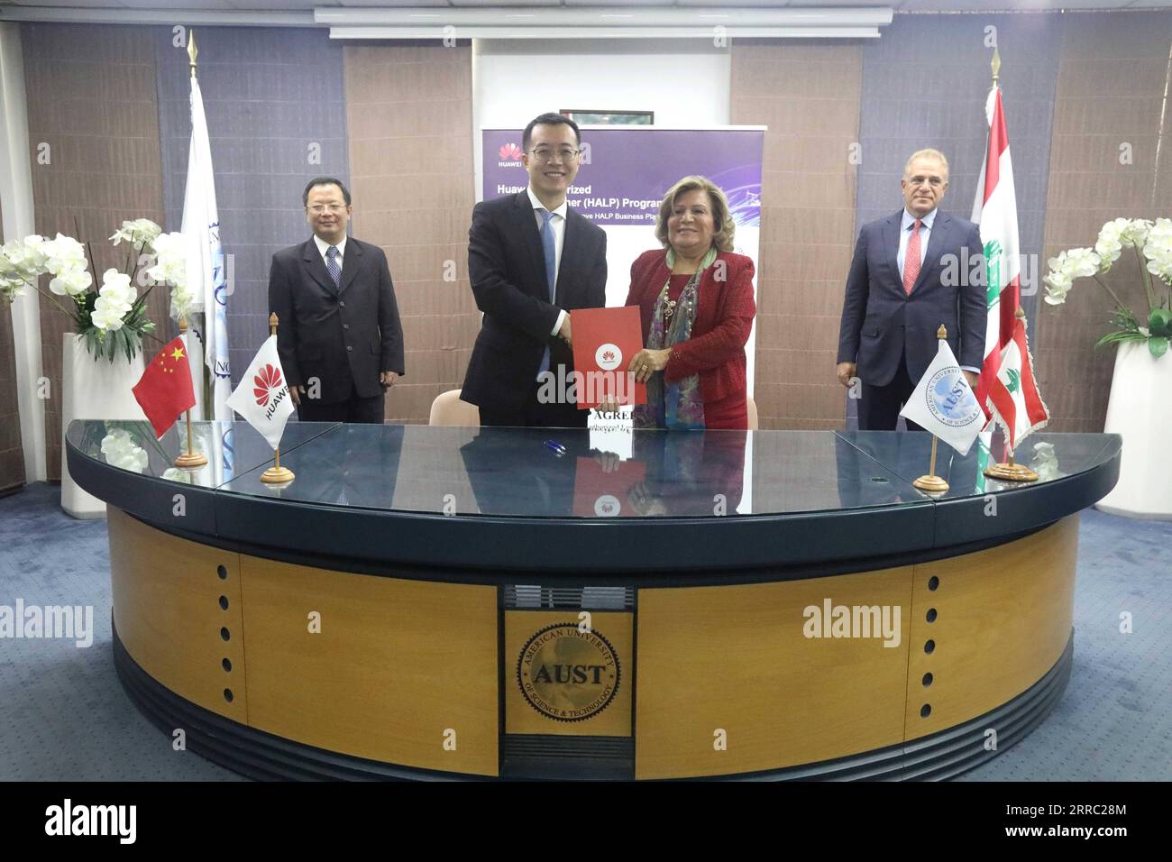 211014 -- BEIRUT, Oct. 14, 2021 -- A signing ceremony of Huawei ...