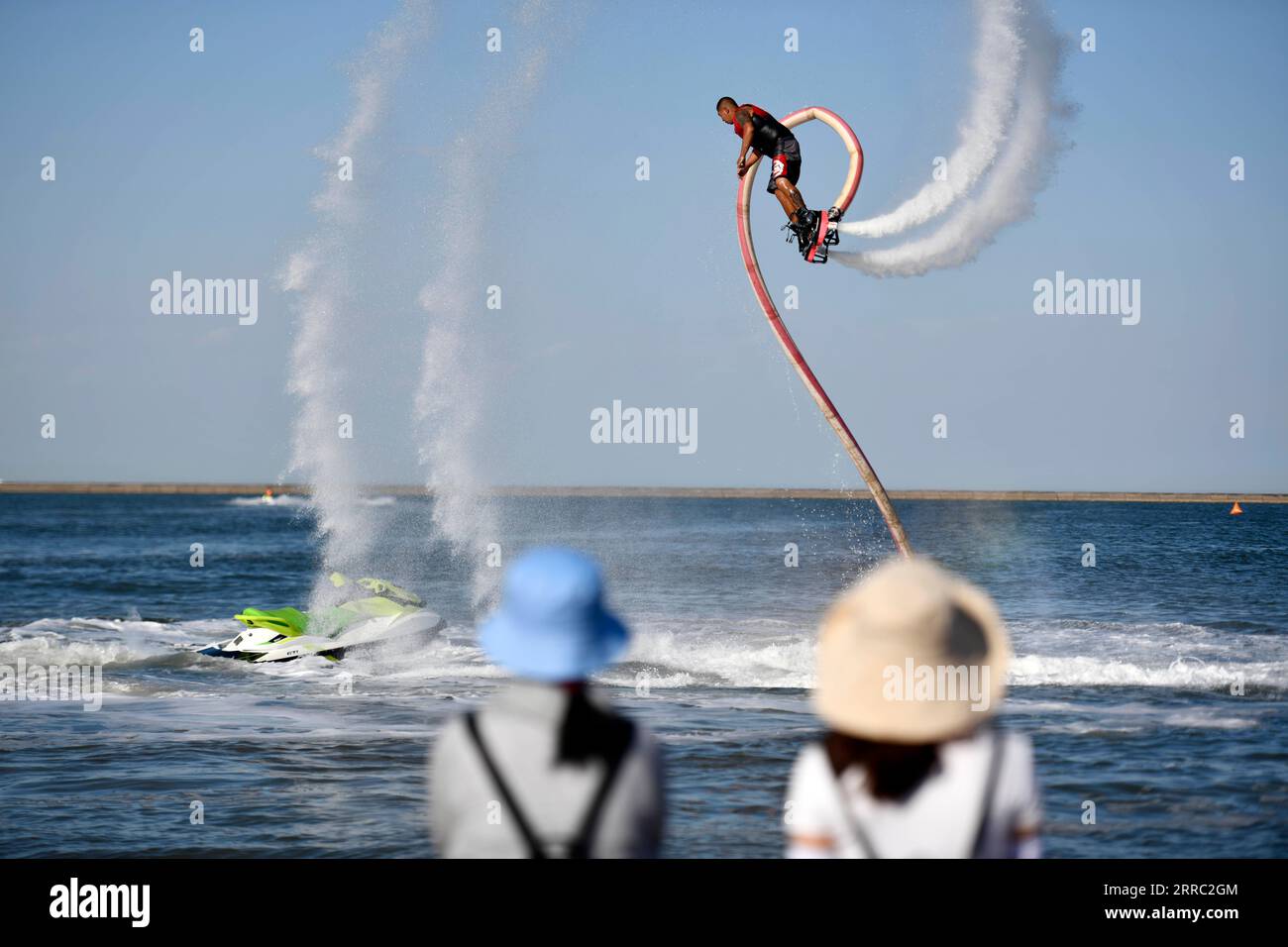 210607 -- TIANJIN, June 7, 2021 -- Tourists watch a stunt performance ...