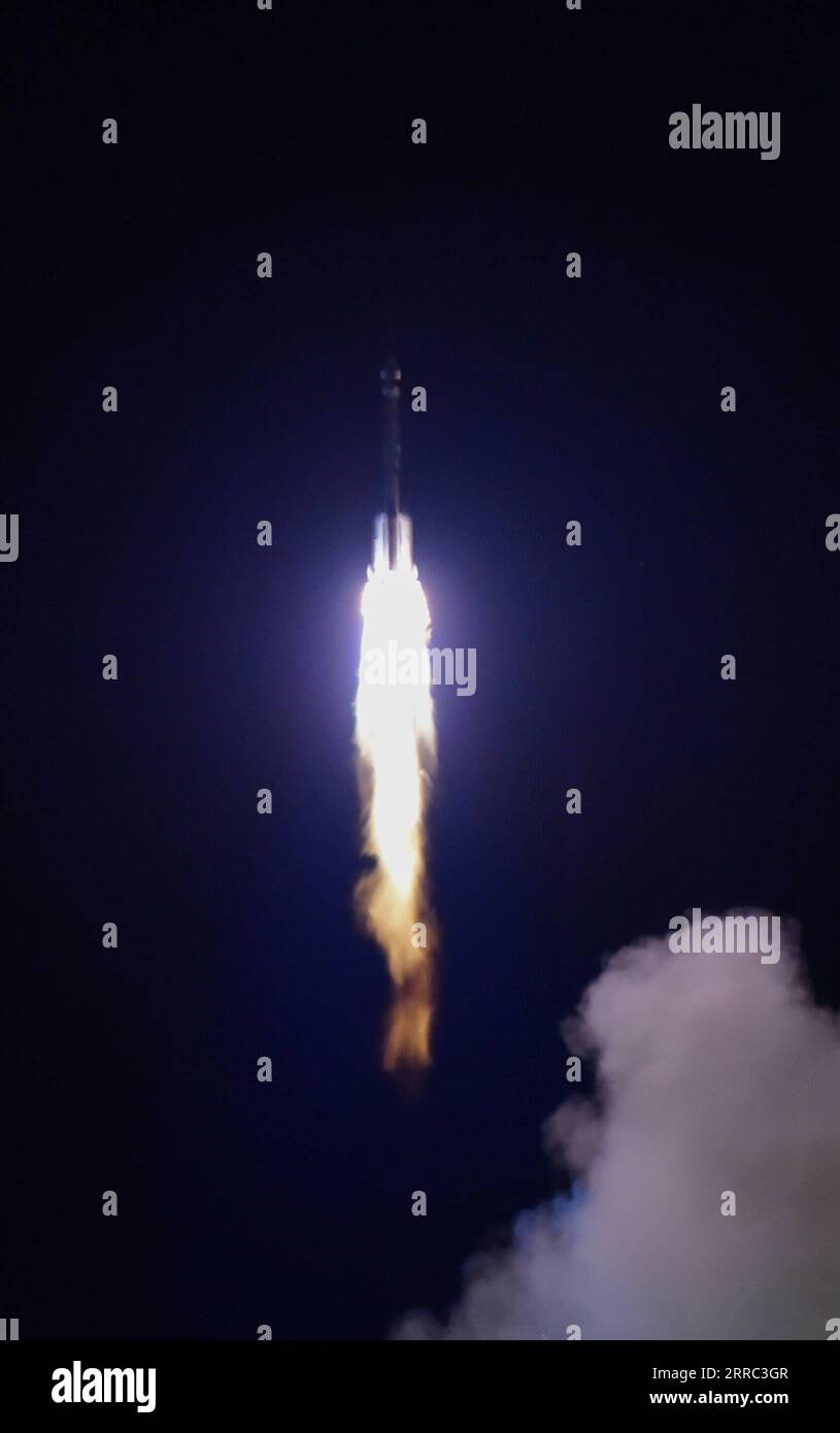 Crew members of spaceship hi-res stock photography and images - Alamy