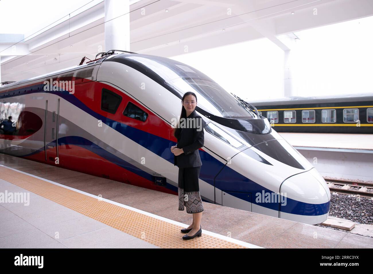 211016 -- VIENTIANE, Oct. 16, 2021 -- A woman poses for photos with the ...