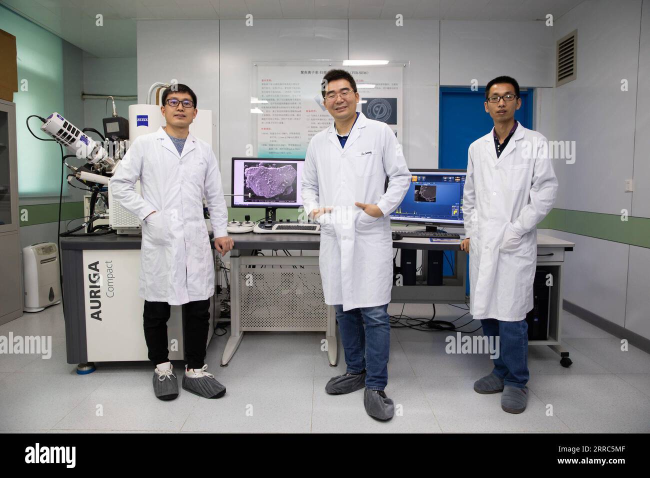 Studied poses hi-res stock photography and images - Alamy