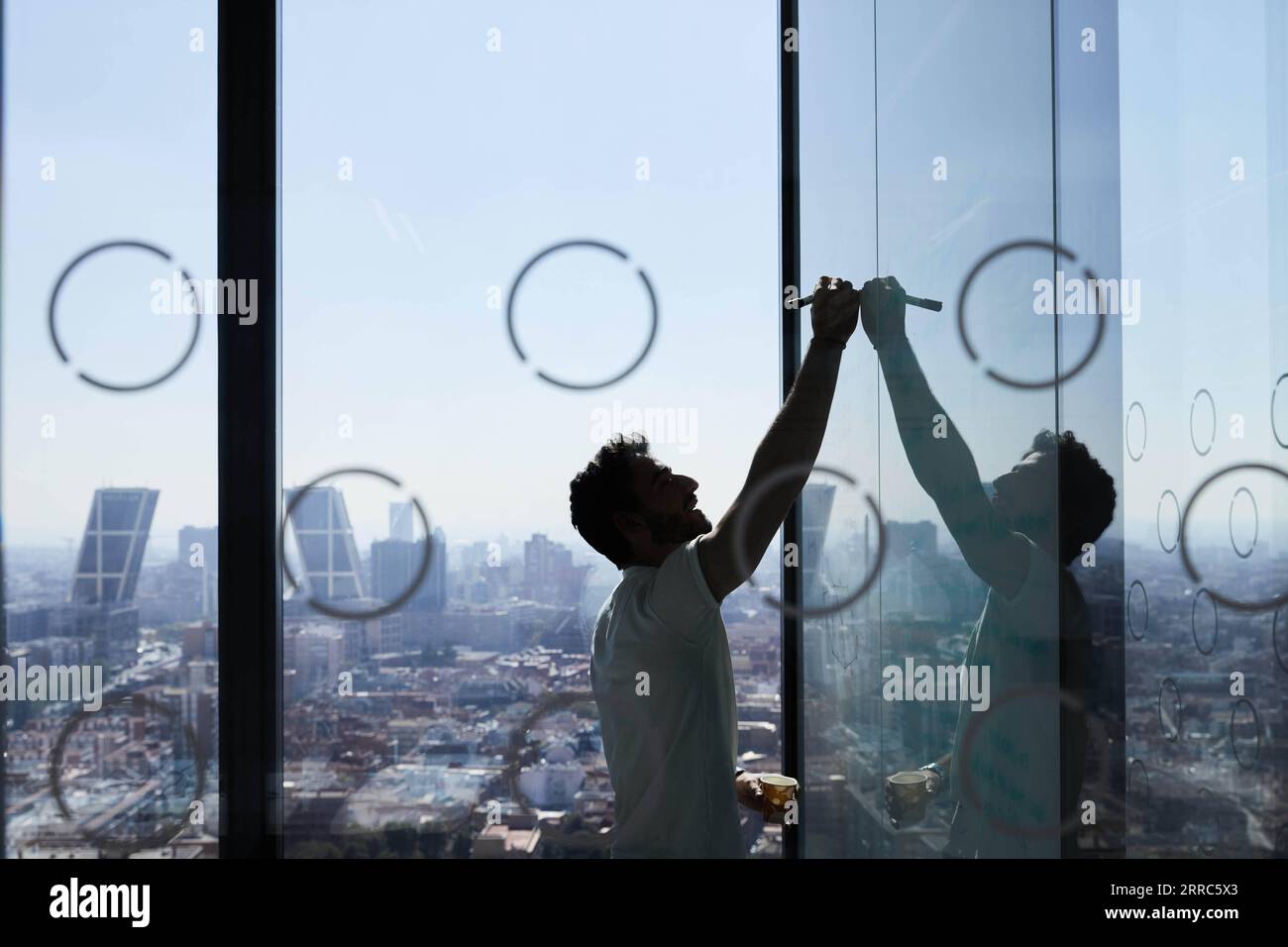 211020 -- MADRID, Oct. 20, 2021 -- A student studies in IE Tower in ...