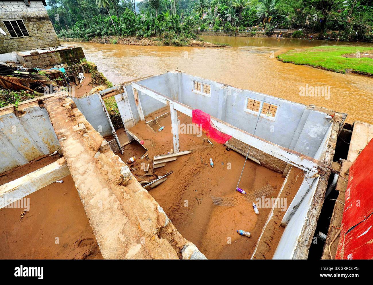 India flood landslide hi-res stock photography and images - Alamy