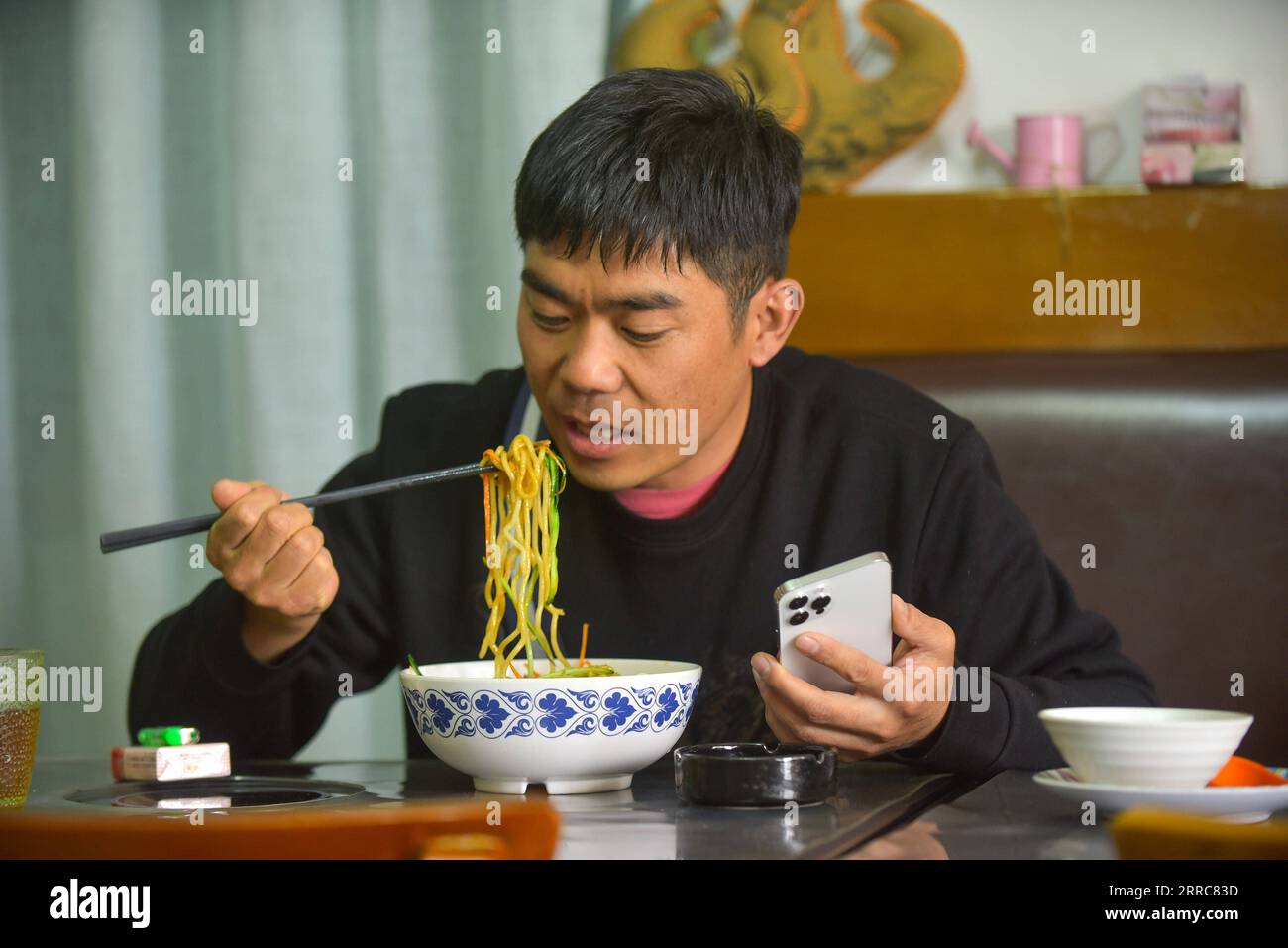 211023 -- ADDIS ABABA, Oct. 23, 2021 -- Wang Xianjun enjoys Chinese ...