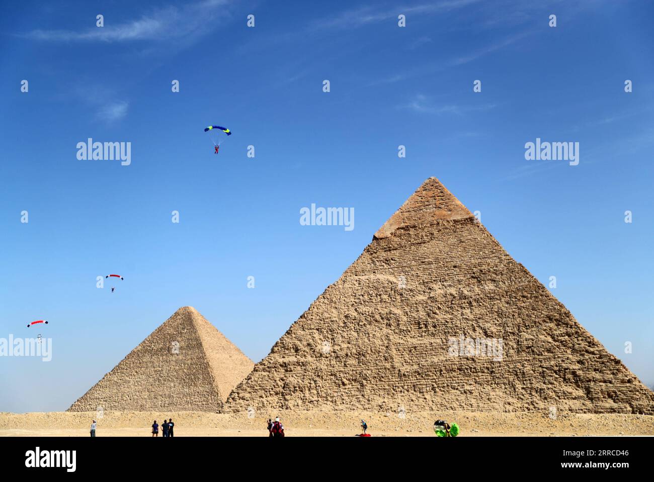 Egypt giza skydiving hi-res stock photography and images - Alamy