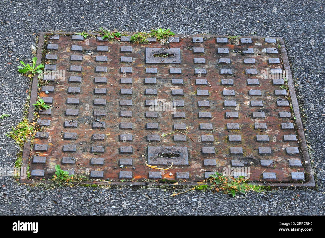 Manhole cover in tarmac hi-res stock photography and images - Alamy