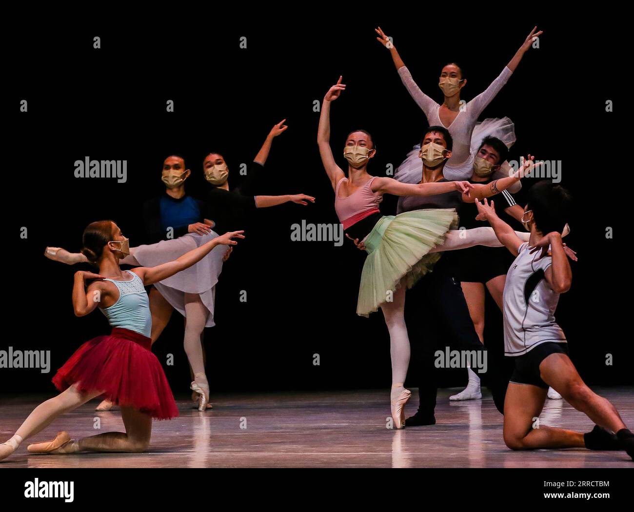 211117 -- PASAY CITY, Nov. 17, 2021 -- Ballet dancers wearing face ...