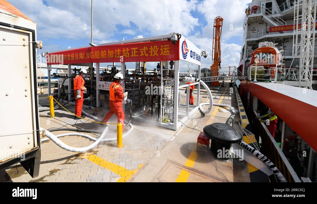 211121 -- HAIKOU, Nov. 21, 2021 -- Staff members fill liquefied natural gas LNG into a ship at ...