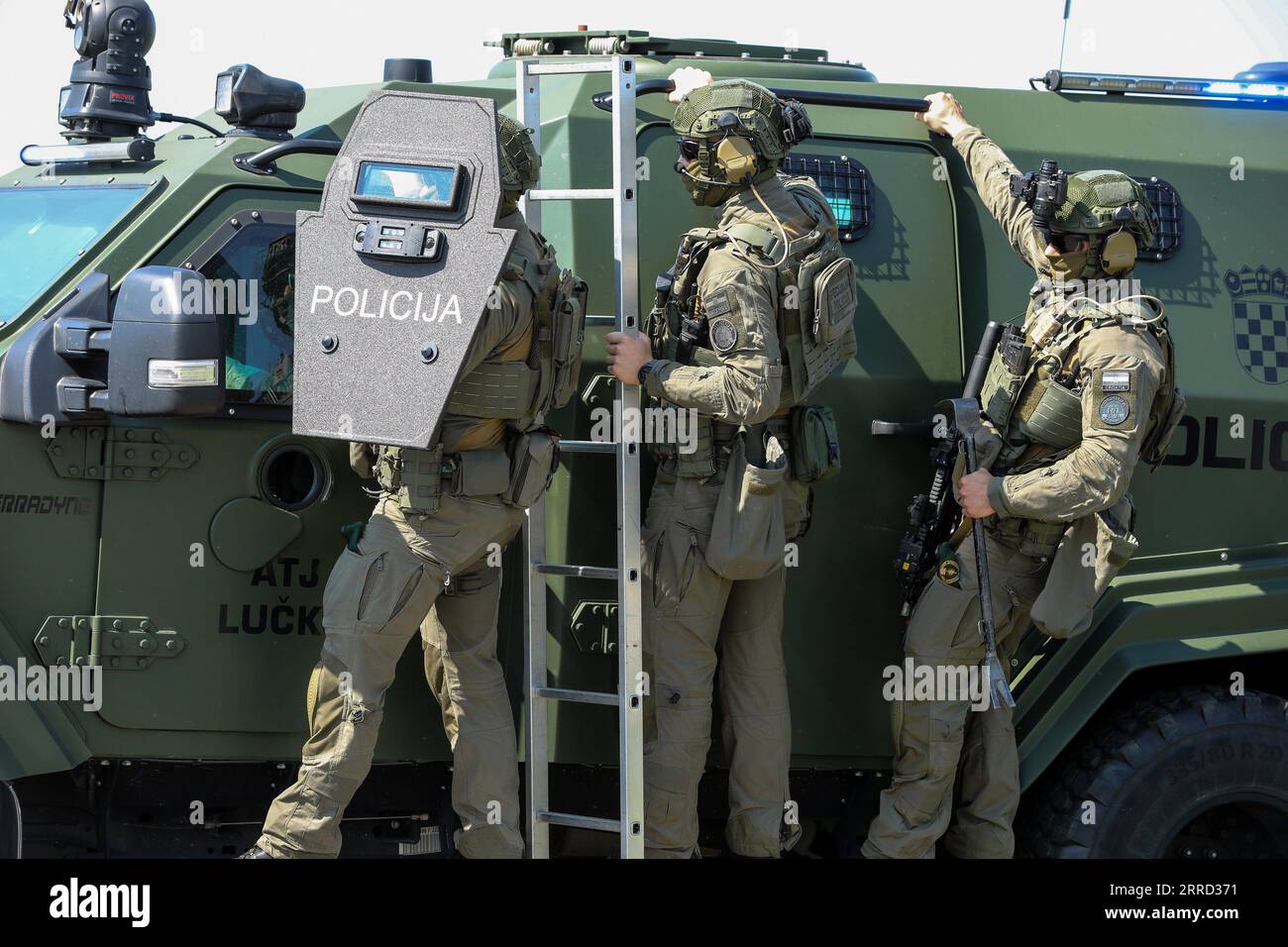 (230907) -- ZAGREB, Sept. 7, 2023 (Xinhua) -- Members of the Lucko Anti ...