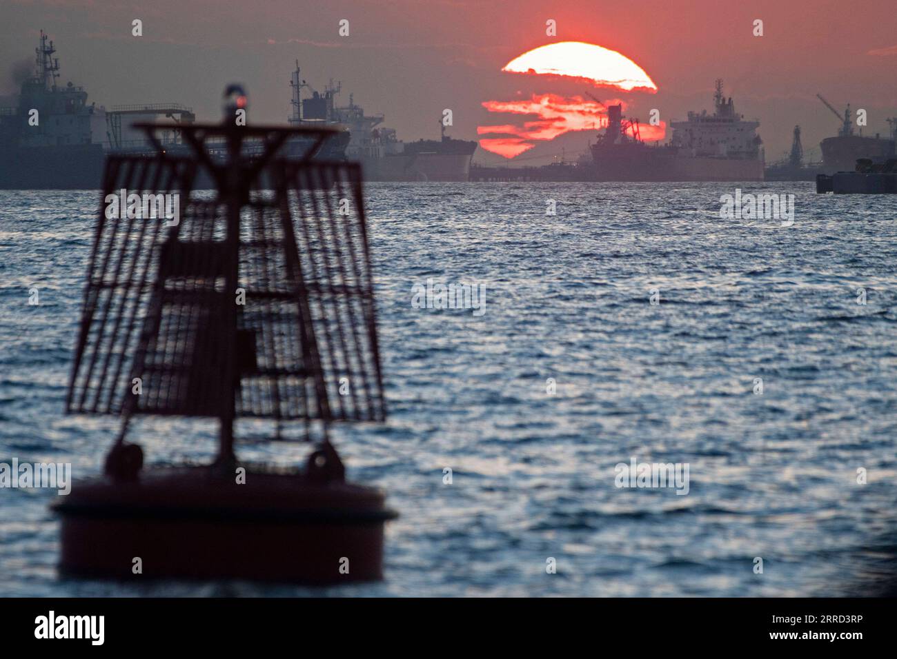 211130 -- SINGAPORE, Nov. 30, 2021 -- Photo shows the sunset scenery at ...