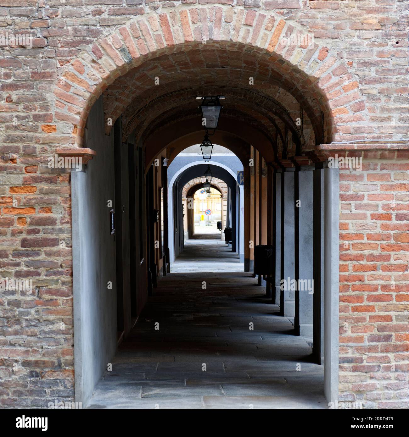 Arch pattern in bricks hi-res stock photography and images - Alamy