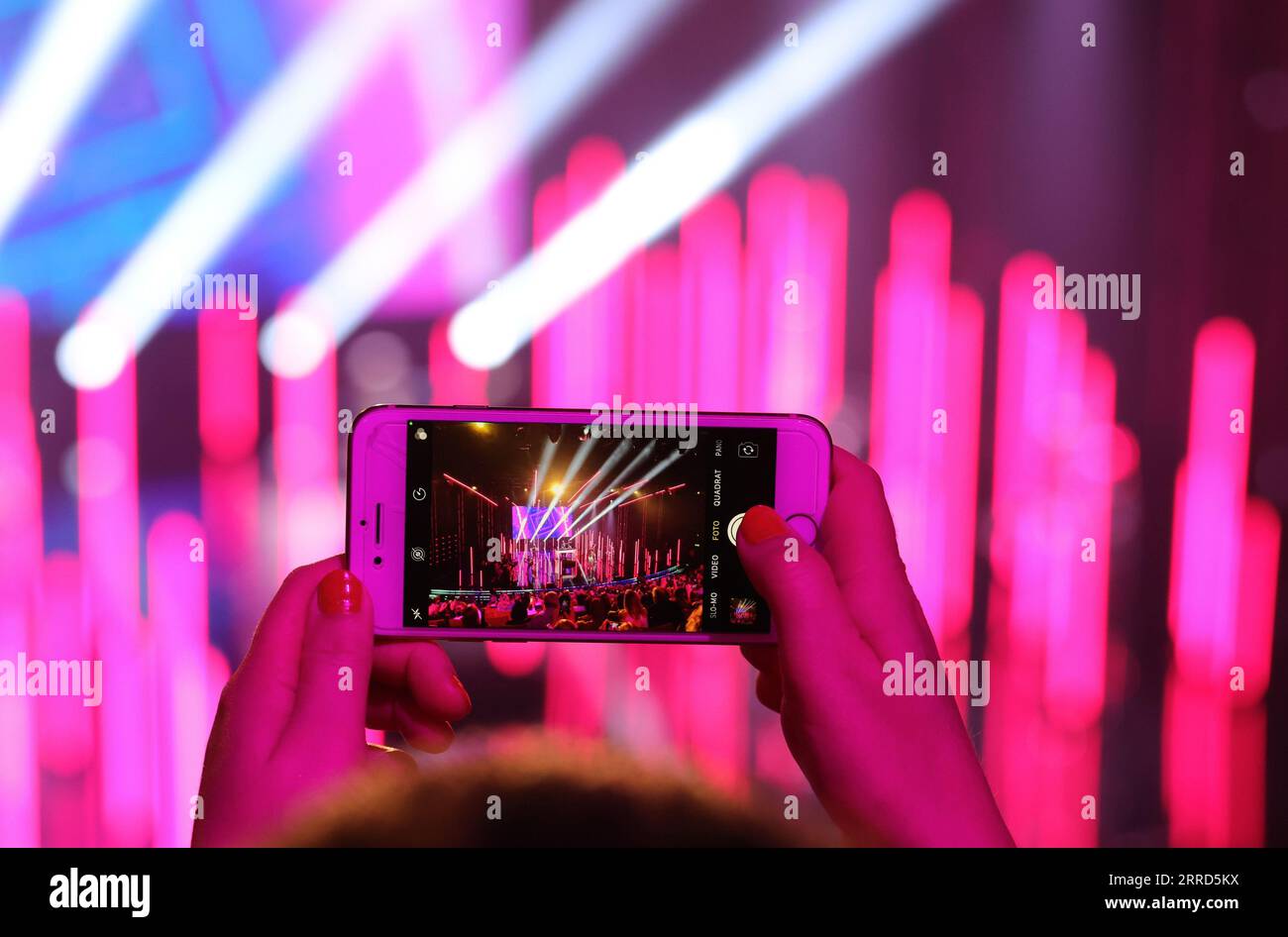 Hamburg, Germany. 07th Sep, 2023. A spectator takes a picture of the ...