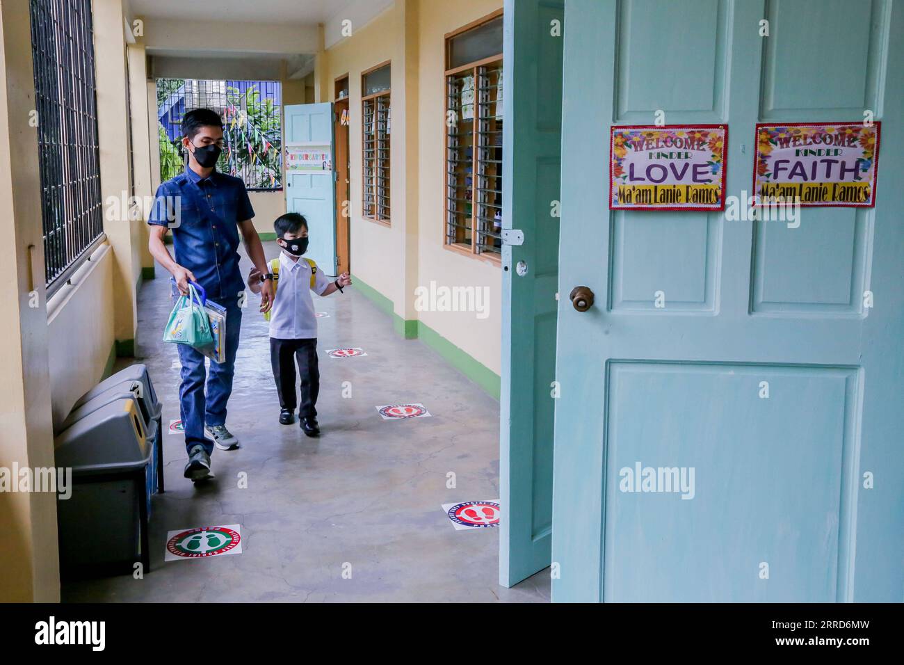 Philippines covid student classroom hi-res stock photography and images ...