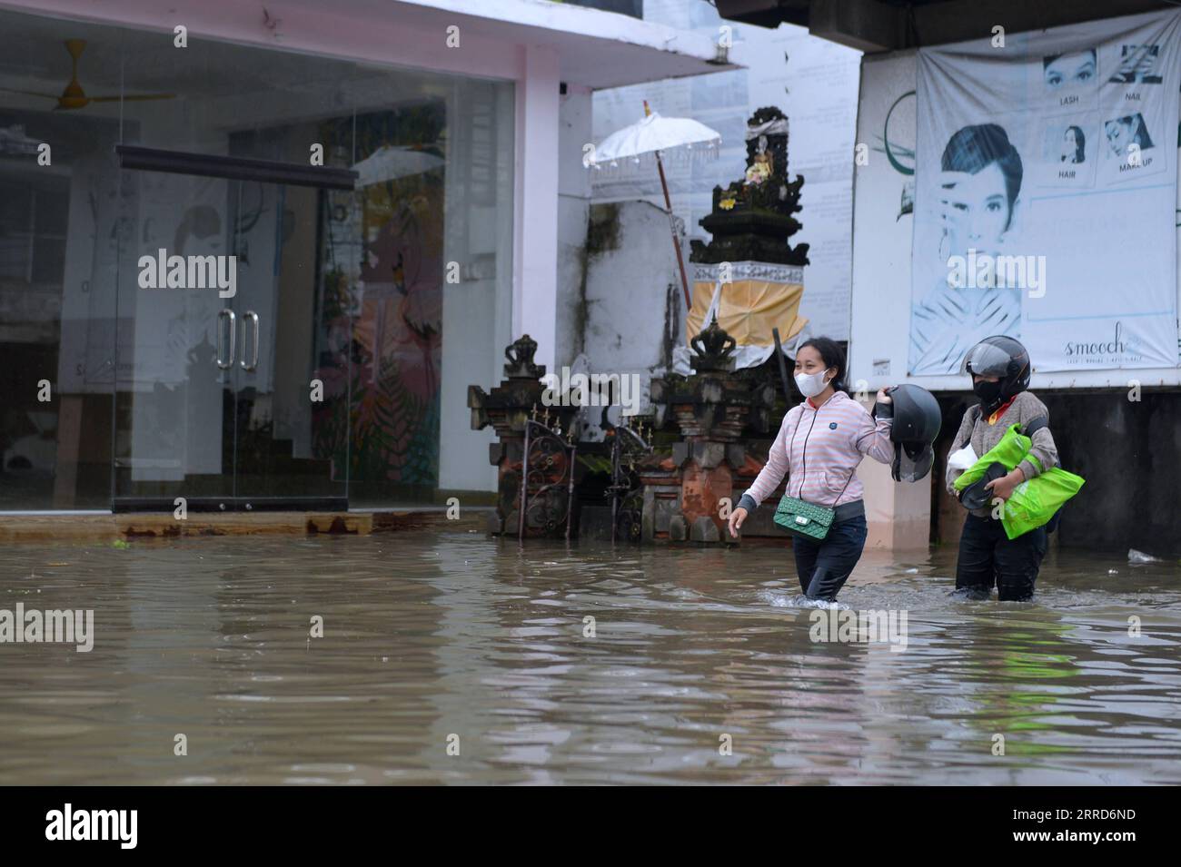 News Bilder des Tages 211206 -- BALI, Dec. 6, 2021 -- People wade ...