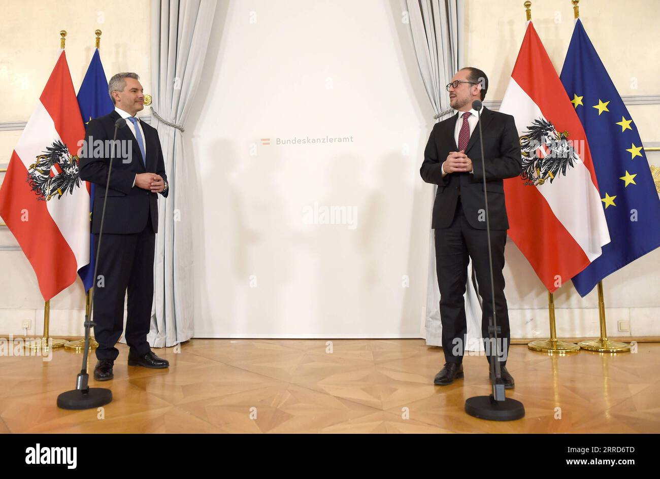 211206 -- VIENNA, Dec. 6, 2021 -- Austria s new Chancellor Karl Nehammer L and former Chancellor ...