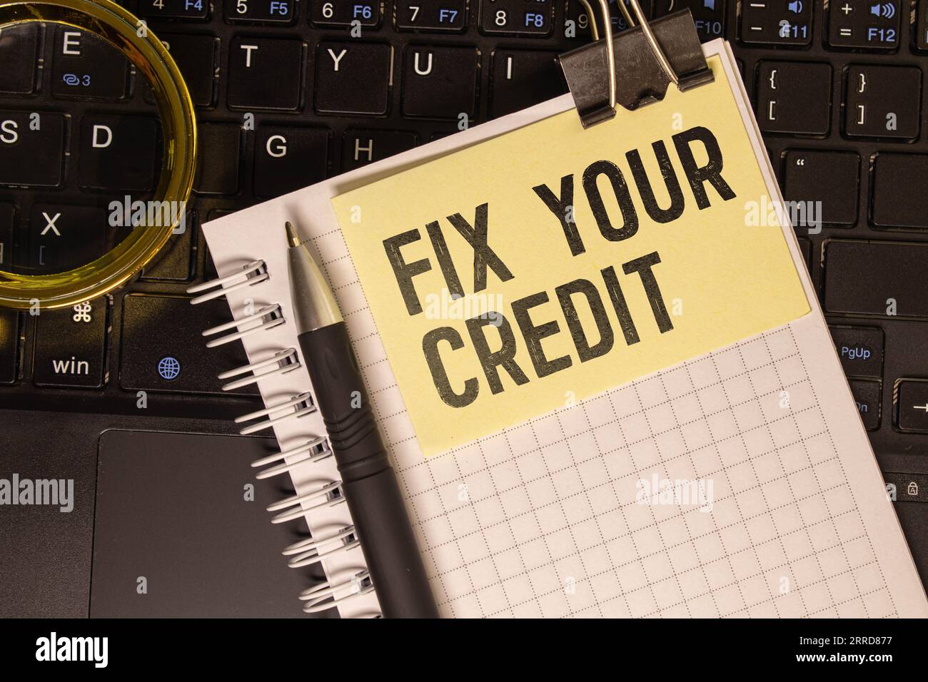 Writing note shows the text Fix your credit Stock Photo - Alamy