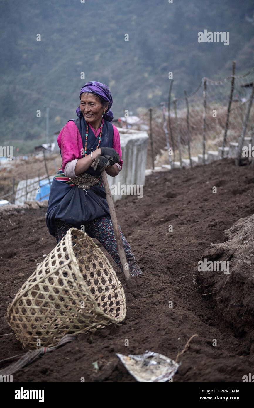 Sherpa woman tibet hi-res stock photography and images - Alamy
