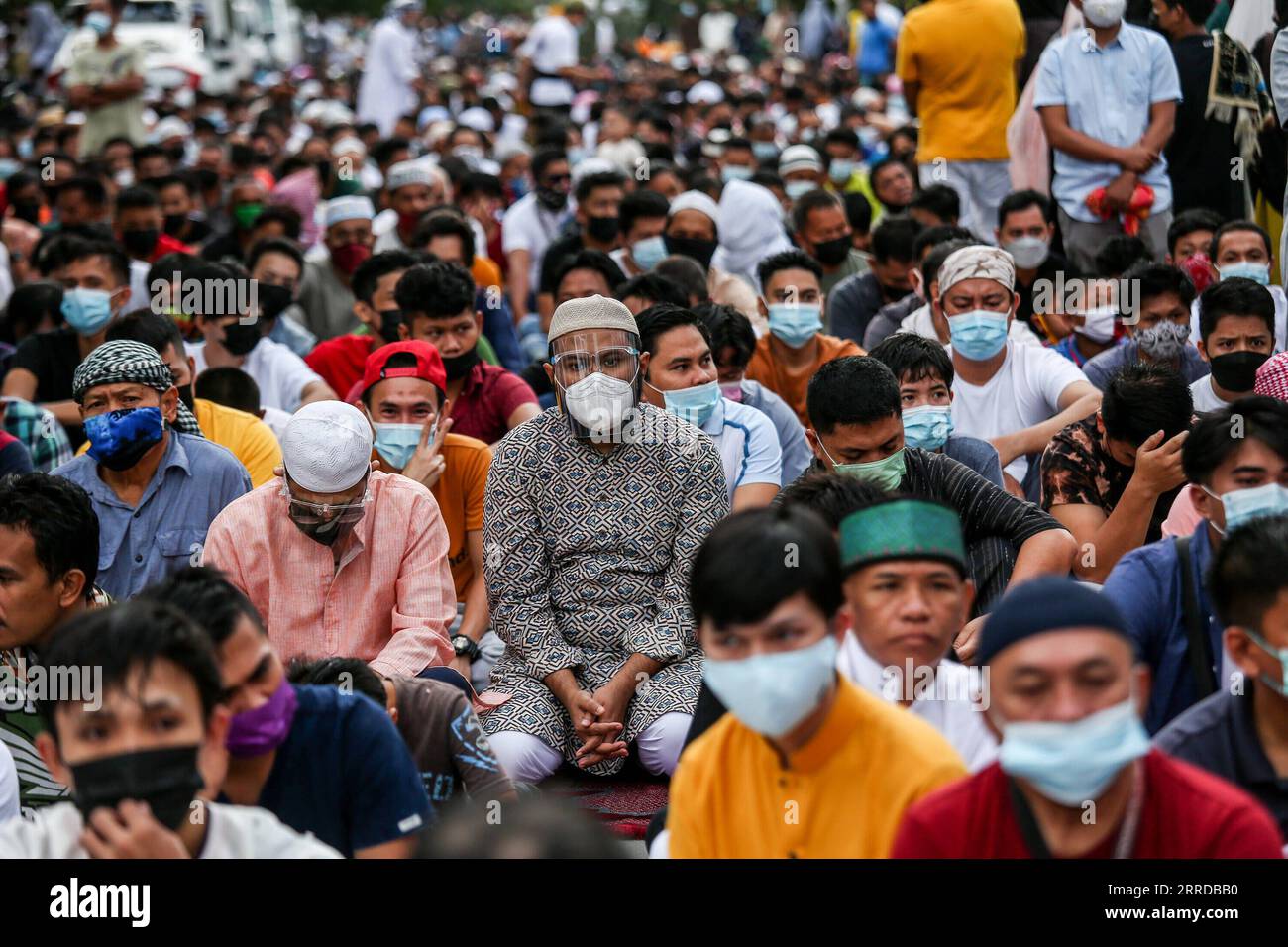 Filipino Muslims wearing protective masks as precaution against the ...