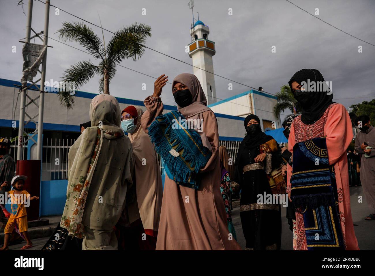 Filipino Muslims wearing protective masks as precaution against the ...