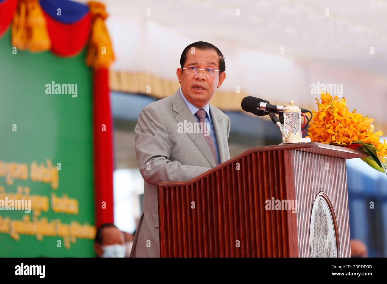 Cambodian traditional dances hi-res stock photography and images - Alamy